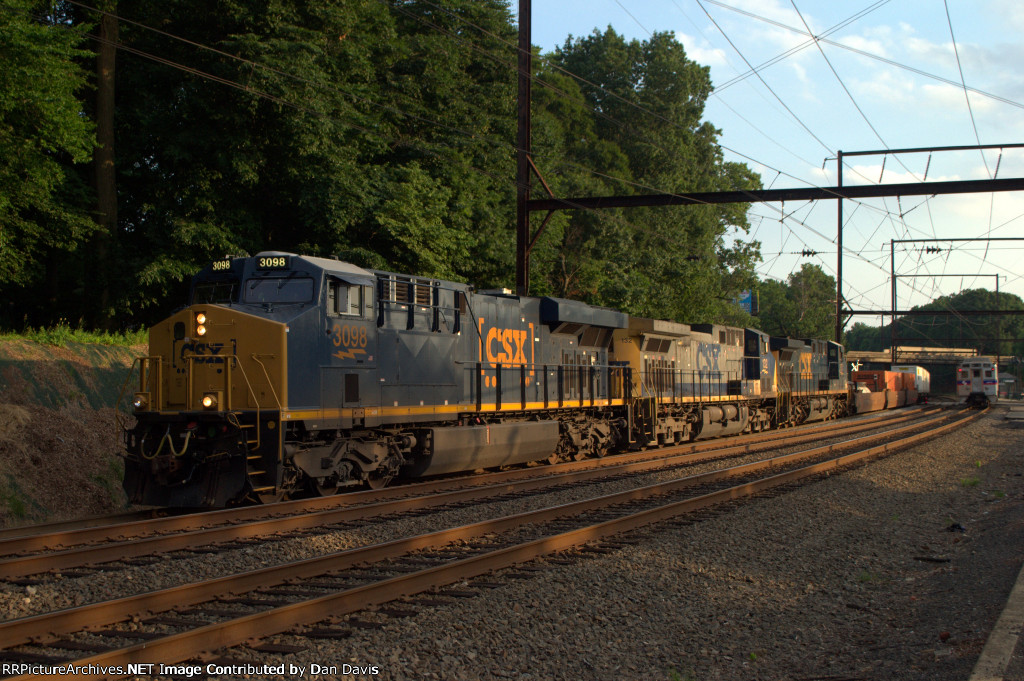CSX ES44AH 3098 leads Q034-30